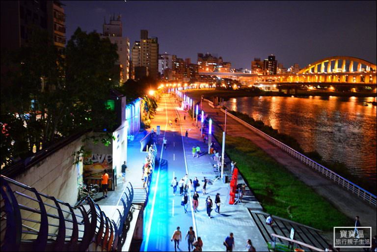 台北搭捷運看夜景》饒河街夜市彩虹橋，連結夜市與彩虹河濱公園，串起自行車河岸路線 - 寶寶溫旅行親子生活