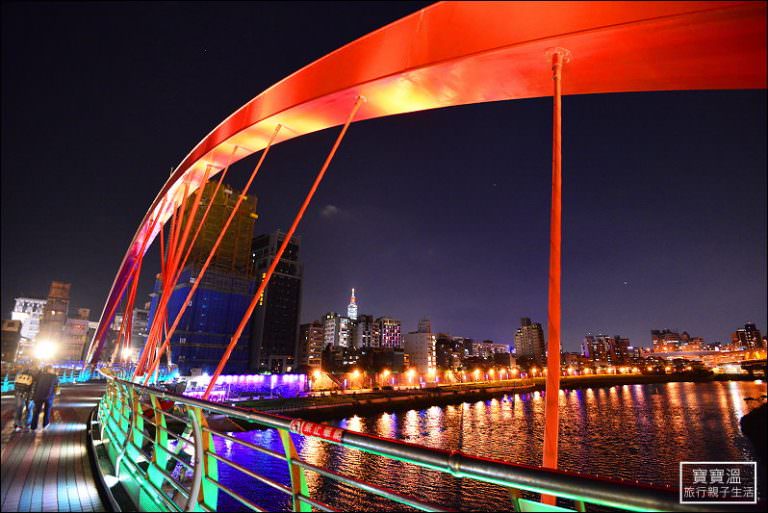 台北搭捷運看夜景》饒河街夜市彩虹橋，連結夜市與彩虹河濱公園，串起自行車河岸路線 - 寶寶溫旅行親子生活