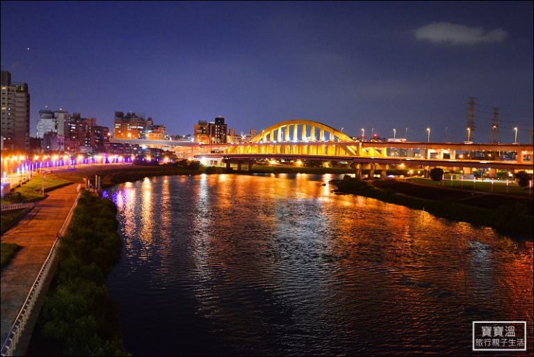 台北搭捷運看夜景》饒河街夜市彩虹橋，連結夜市與彩虹河濱公園，串起自行車河岸路線 - 寶寶溫旅行親子生活