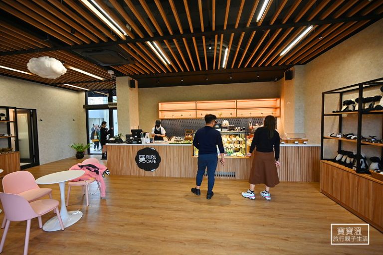 宜蘭景點｜黑RURU CAFE，超萌笑笑羊主題咖啡館，笑笑羊陪你吃飯，黑白色系餐點也好有戲 - 寶寶溫旅行親子生活
